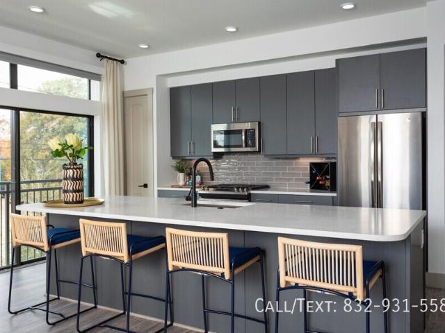 2 BR, 2 BA Apartment 2823 W 11th St, Houston, TX 77008