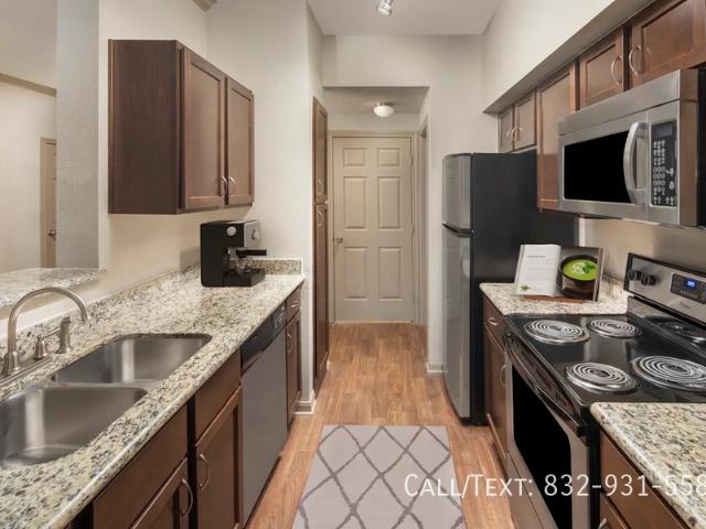 2 BR, 2 BA Apartment 2898 North Milam St, Houston, TX 77006