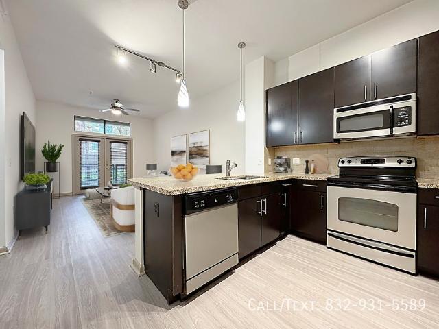 2 BR, 2 BA Apartment 2899 Louisiana St, Houston, TX 77006