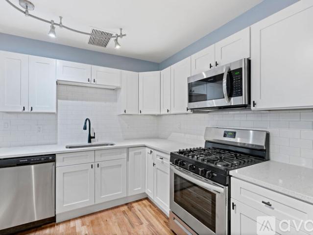 2 BR, 2 BA Apartment 2900 N Damen Ave, Unit 1F, Chicago, IL 60618
