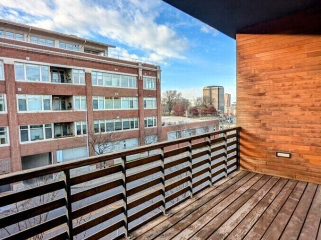2 BR, 2 BA Apartment 2903 Gillham Rd, Kansas City, MO 64108