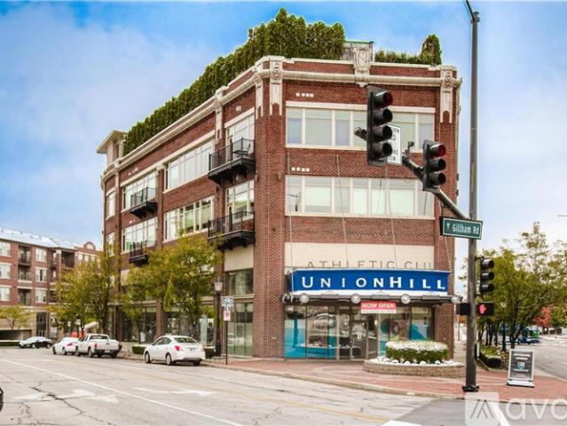 2 BR, 2 BA Apartment 2929 Mc Gee Trafficway, Unit 406, Kansas City, MO 64108