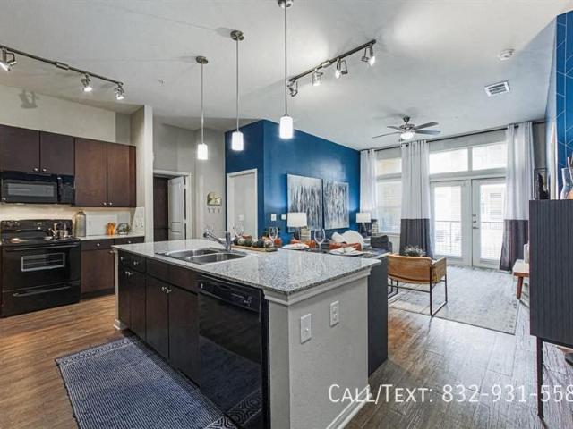 2 BR, 2 BA Apartment 2989 Westridge St, Houston, TX 77054