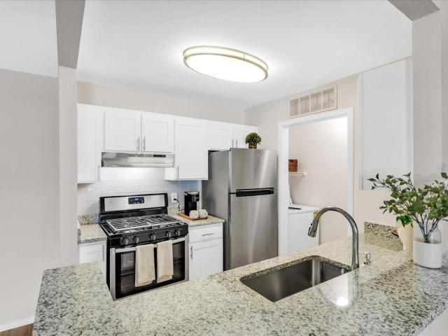 2 BR, 2 BA Apartment 2000 Elmhurst Cir Unit 08208, Lake Orion, MI 48359