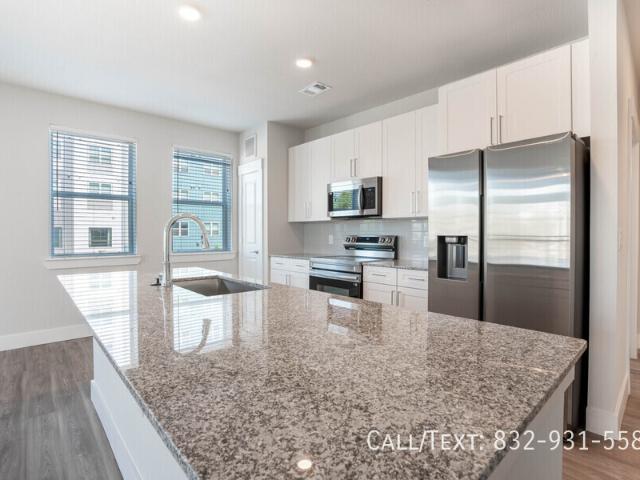 2 BR, 2 BA Apartment 2000 N St Charles St, Houston, TX 77003