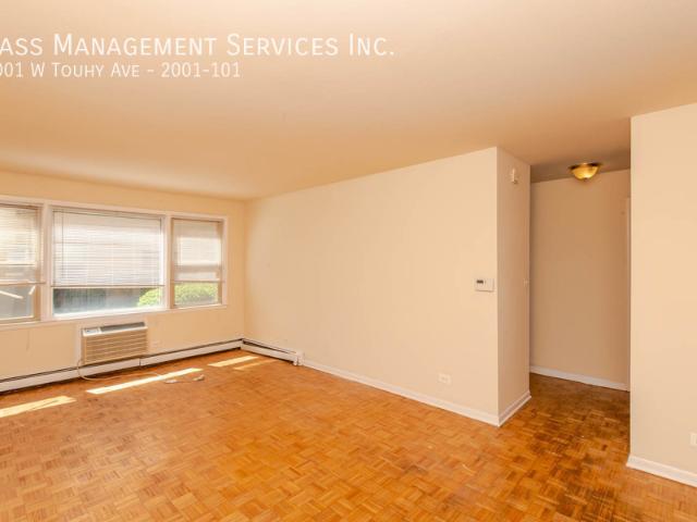 2 BR, 2 BA Apartment 2001 W Touhy Ave, Chicago, IL 60645