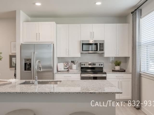 2 BR, 2 BA Apartment 200 Hogan St, Houston, TX 77009