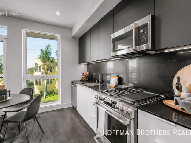 2 BR, 2 BA Apartment 200 N Toluca Street, Los Angeles, CA 90026