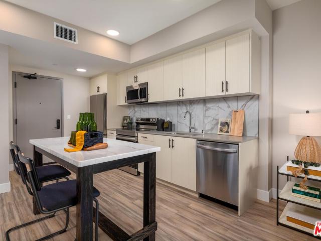 2 BR, 2 BA Apartment 201 North La Brea Avenue, Inglewood, CA 90301