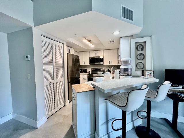2 BR, 2 BA Apartment 2033 Southeast 10th Avenue, Fort Lauderdale, FL 33316