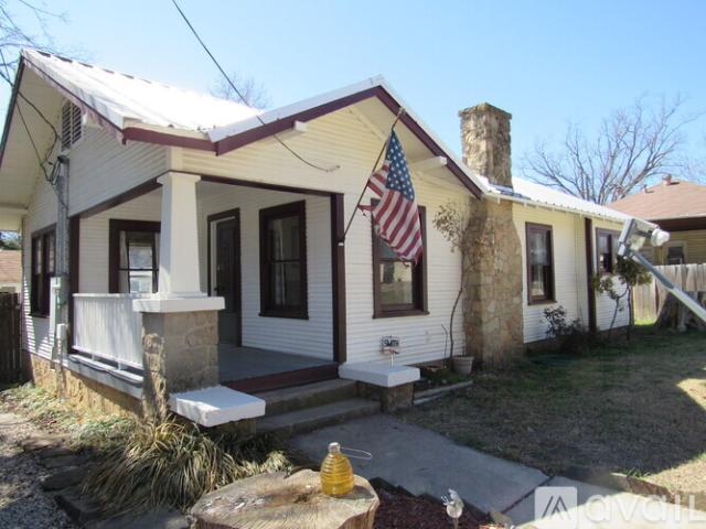 2 BR, 2 BA Apartment 206 E Columbia St, Weatherford, TX 76086