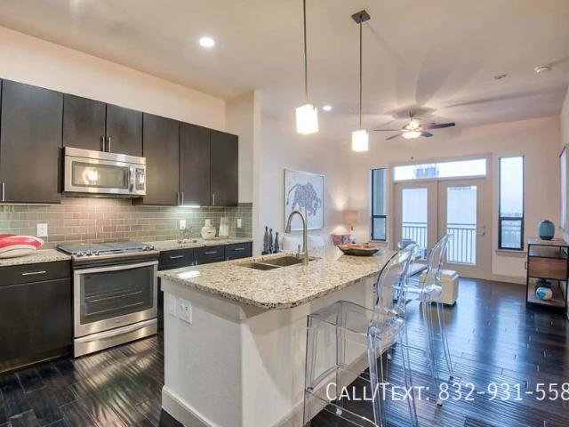 2 BR, 2 BA Apartment 2098 Smith St Houston, TX 77002
