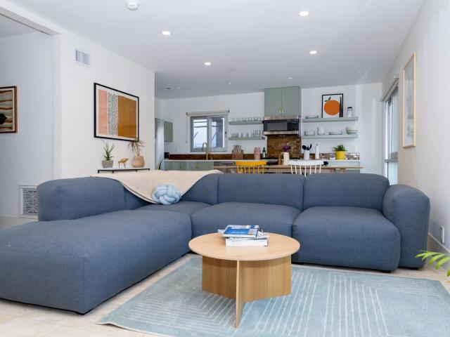2 BR, 2 BA Apartment 210 S Hamilton Dr, Beverly Hills, CA 90211