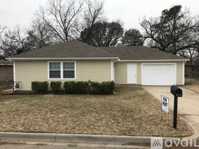 2 BR, 2 BA Apartment 211 Stroud St, Cleburne, TX 76033