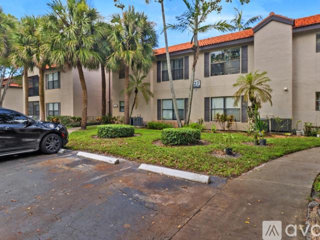 2 BR, 2 BA Apartment 2130 Arbour Walk Cir, Unit 2724, Naples, FL 34109