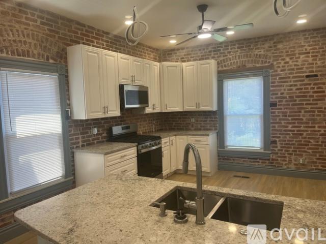 2 BR, 2 BA Apartment 2139 California Avenue, Unit 1F, St. Louis, MO 63104