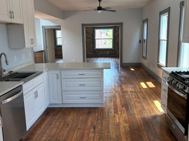 2 BR, 2 BA Apartment 2139 California Avenue, Unit 2F, St. Louis, MO 63104