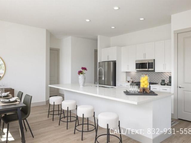 2 BR, 2 BA Apartment 2148 Bevis St, Houston, TX 77008