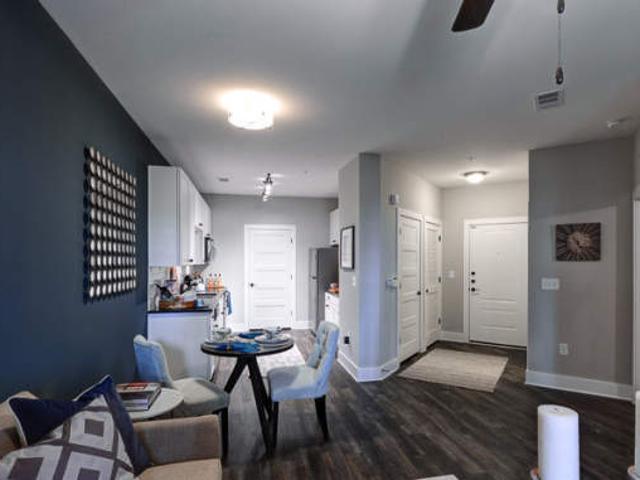2 BR, 2 BA Apartment 214 Colonial Homes Dr NW, Atlanta, GA 30309