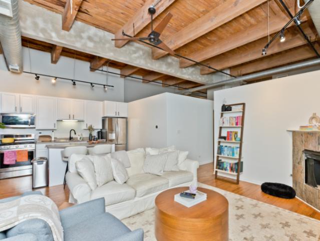 2 BR, 2 BA Apartment 215 North Aberdeen Street, Chicago, IL 60607