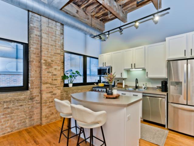 2 BR, 2 BA Apartment 215 North Aberdeen Street, New York, NY 60607