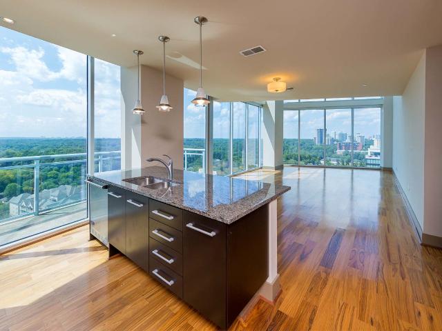 2 BR, 2 BA Apartment 2171 Peachtree Road NW Unit 2 beds, 2 baths, $2950, Atlanta, GA 30309