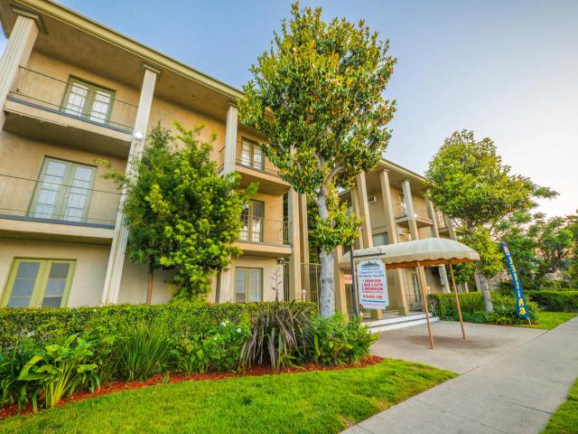 2 BR, 2 BA Apartment 21736 Roscoe Boulevard Unit 084#01, Canoga Park, CA 91304
