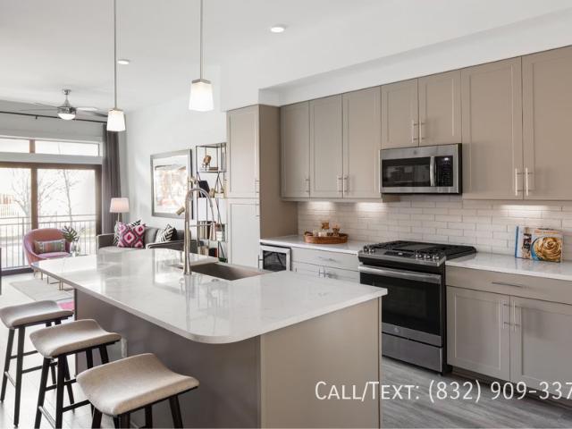 2 BR, 2 BA Apartment 2198 W 18th St, Houston, TX 77008