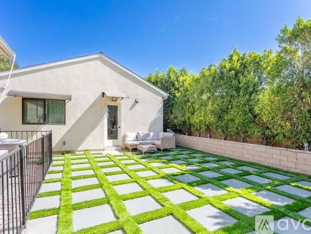 2 BR, 2 BA Apartment 22003 Tulsa St, Los Angeles, CA 91311