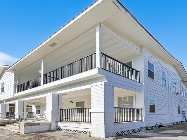2 BR, 2 BA Apartment 2202 Hutchins Street, Houston, TX 77003