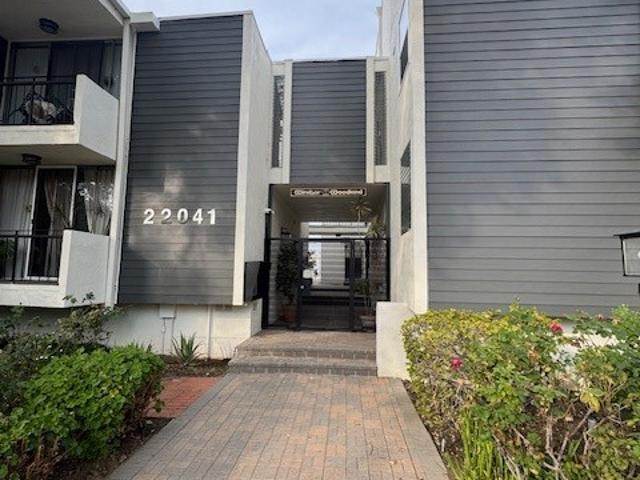 2 BR, 2 BA Apartment 22041 Costanso Street, Woodland Hills, CA 91364