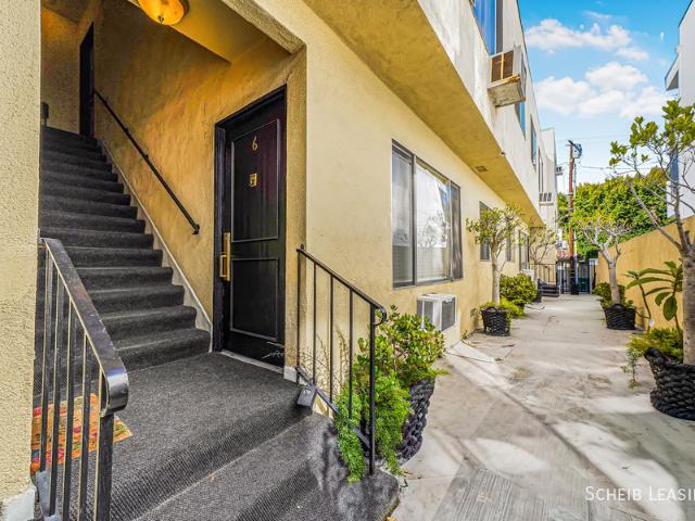 2 BR, 2 BA Apartment 220 N Crescent Dr, Beverly Hills, CA 90210