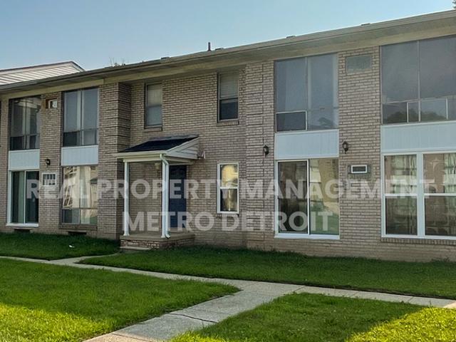 2 BR, 2 BA Apartment 22108 Dante St Unit, Oak Park, MI 48237