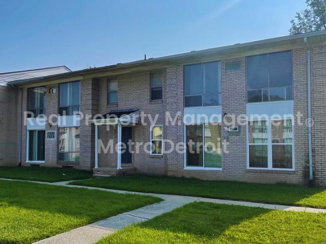 2 BR, 2 BA Apartment 22148 Dante St Unit, Oak Park, MI 48237