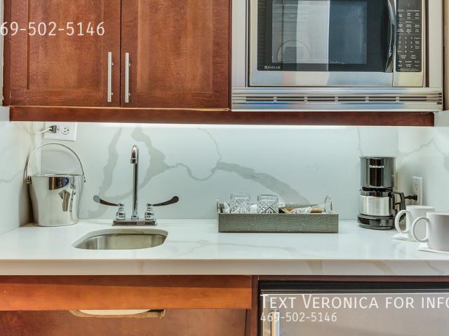 2 BR, 2 BA Apartment 2215 Cedar Springs Rd, Dallas, TX 75201