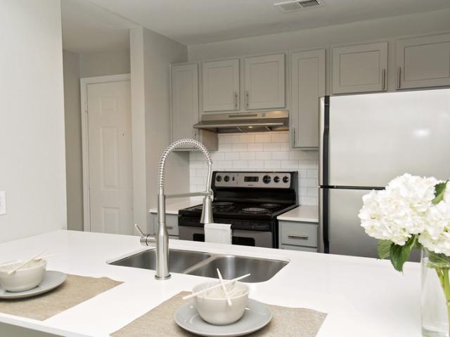 2 BR, 2 BA Apartment 2216 Winsted Dr, Dallas, TX 75214