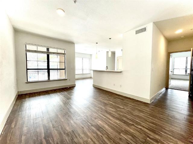 2 BR, 2 BA Apartment 2222 Smith St, Houston, TX 77002