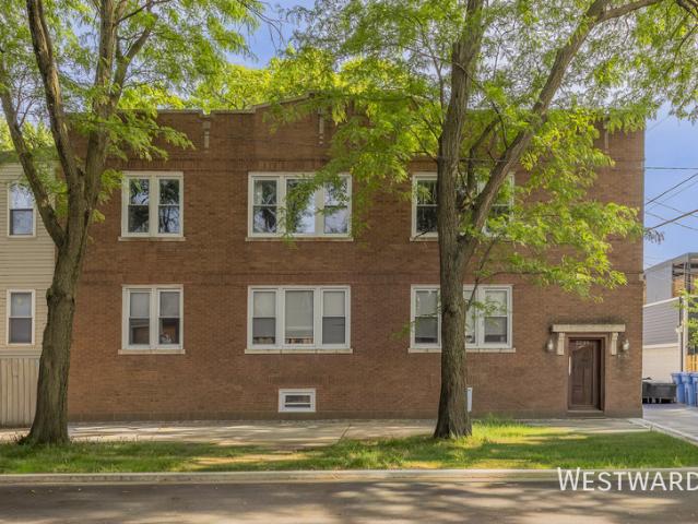 2 BR, 2 BA Apartment 2239 W Cornelia Ave, Chicago, IL 60618