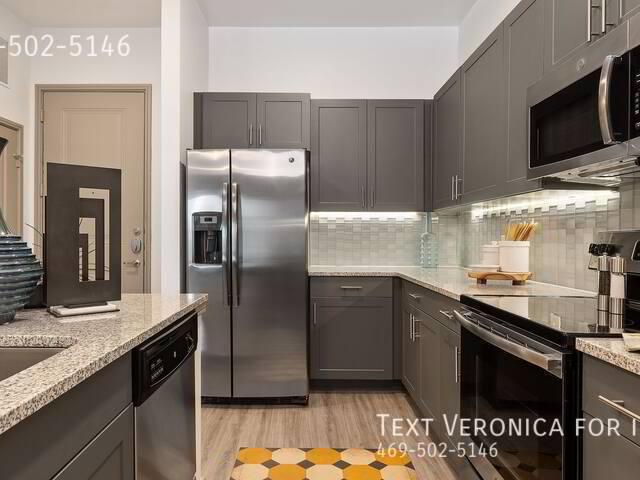 2 BR, 2 BA Apartment 2293 Hawes Ave, Dallas, TX 75235