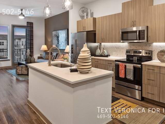2 BR, 2 BA Apartment 2293 Hawes Ave, Dallas, TX 75235