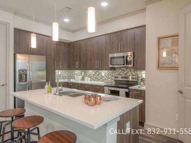 2 BR, 2 BA Apartment 2301 Chenevert St Houston, TX 77003
