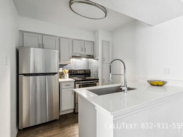 2 BR, 2 BA Apartment 2301 W 18th St, Houston, TX 77008
