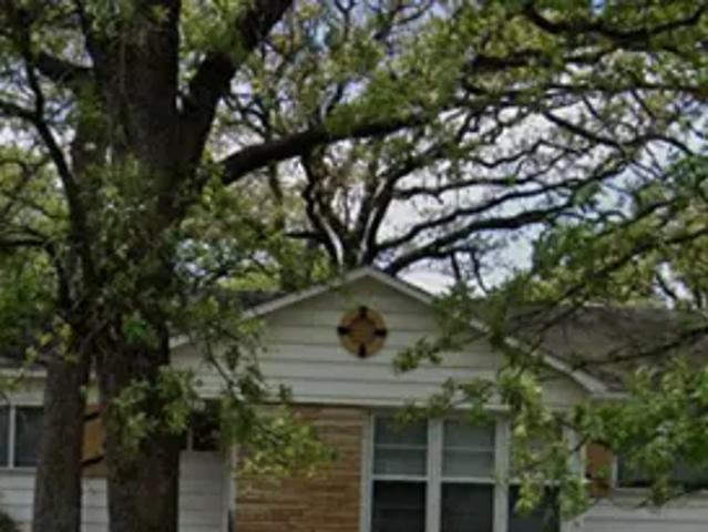 2 BR, 2 BA Apartment 2320 Halbert St, Fort Worth, TX 76112