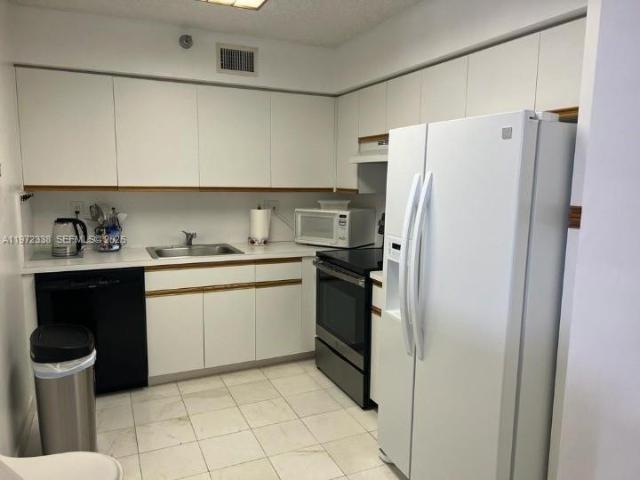 2 BR, 2 BA Apartment 3400 NE 192nd St # 410, Aventura FL 33180, Aventura, FL 33180