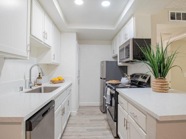 2 BR, 2 BA Apartment 3610 Banbury Drive Unit 14 N, Riverside, CA 92505