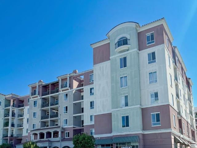 2 BR, 2 BA Apartment 3750 Santa Rosalia Drive, Los Angeles, CA 90008
