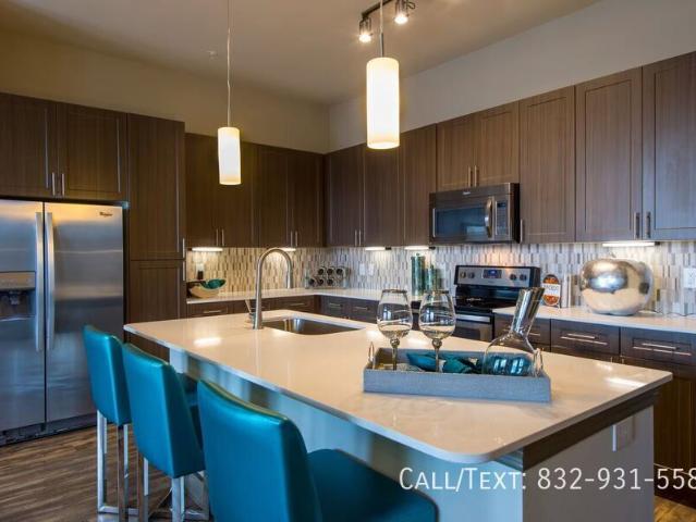 2 BR, 2 BA Apartment 3763 Washington Ave, Houston, TX 77007