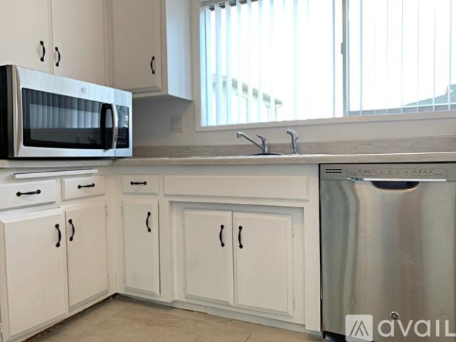 2 BR, 2 BA Apartment 3772 Lockland Dr, Unit 18, Los Angeles, CA 90008