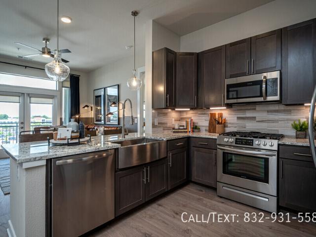 2 BR, 2 BA Apartment 3776 Center St, Houston, TX 77007