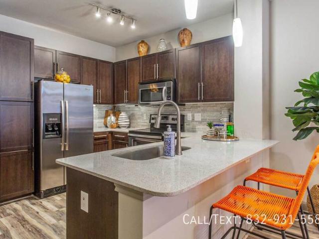 2 BR, 2 BA Apartment 3788 Richmond Ave, Houston, TX 77045